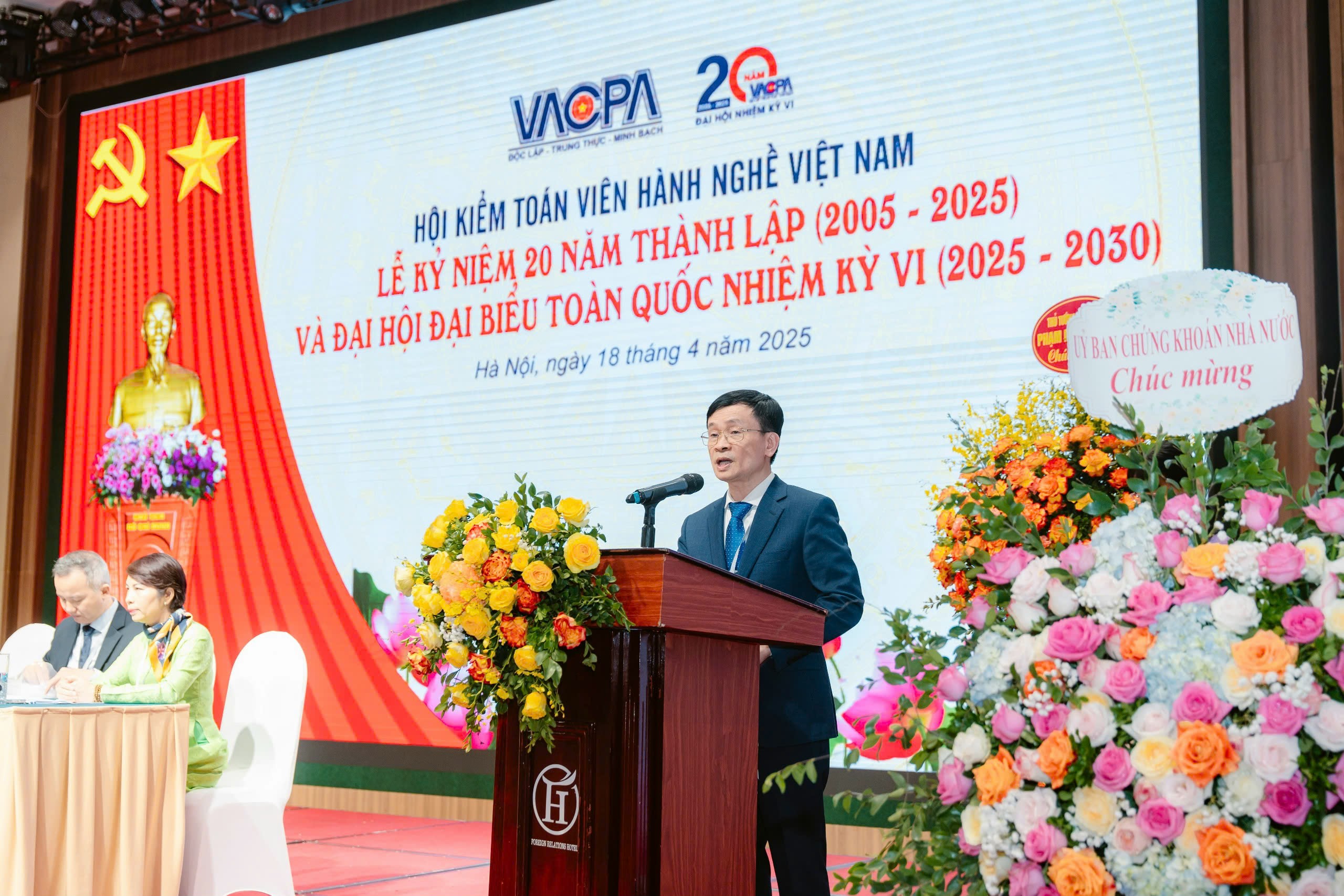 Attending the 20th anniversary of establishment and the 6th term ...